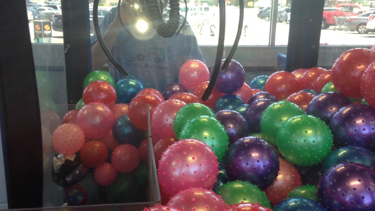 PINNACLE CLAW MACHINE @WALMART BOUNCE IN LOL - YouTube