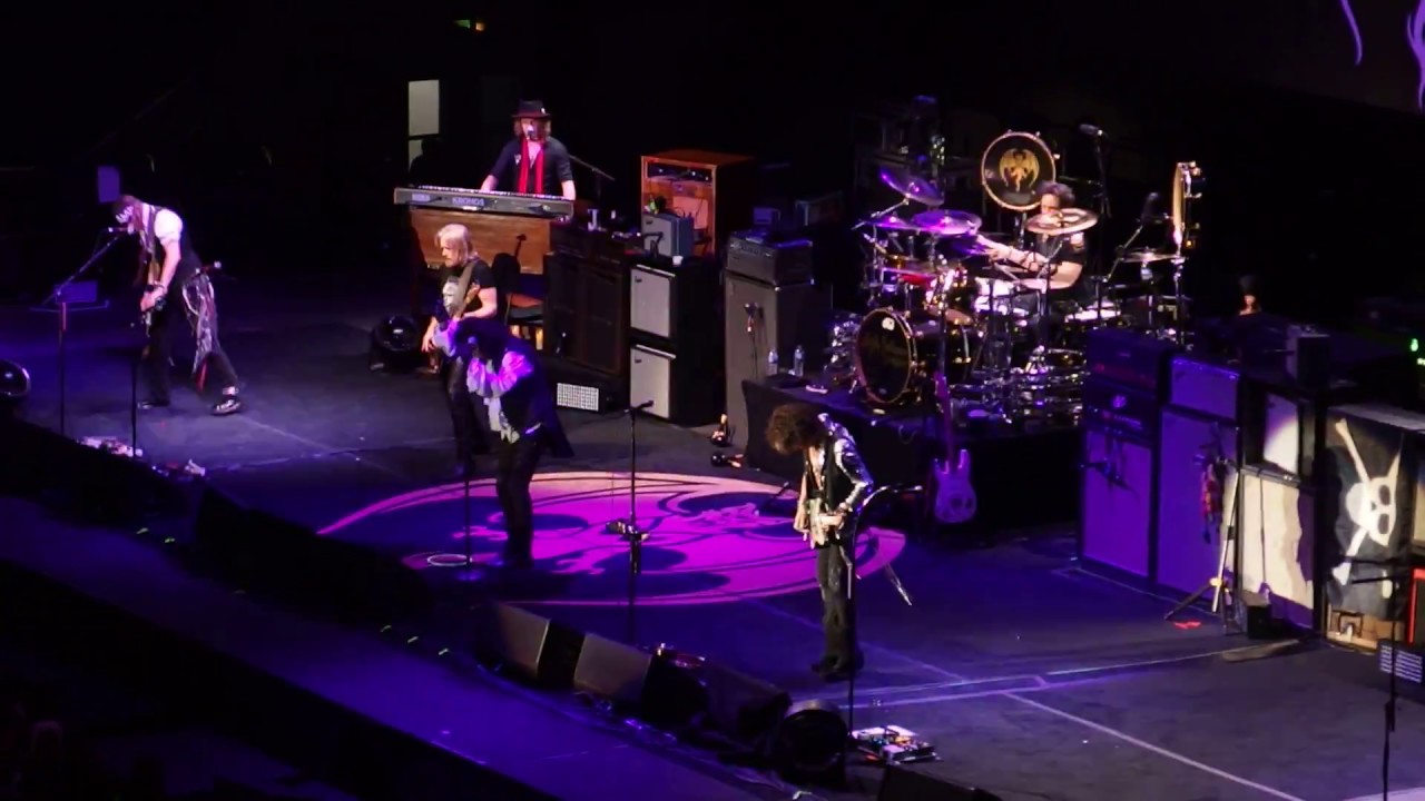 Hollywood Vampires "Train Kept A Rollin" LIVE 2018 - YouTube