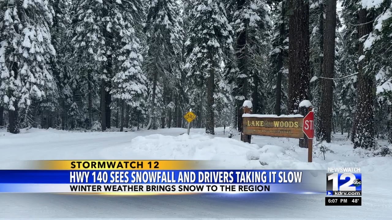 HWY 140 sees snowfall and drivers taking it slow - YouTube