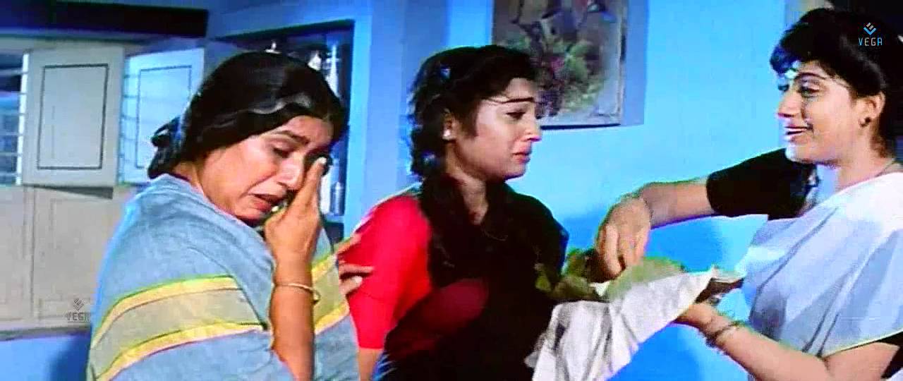 Auto Rani - Vijaya Shanthi Helps Bala Krishna - YouTube