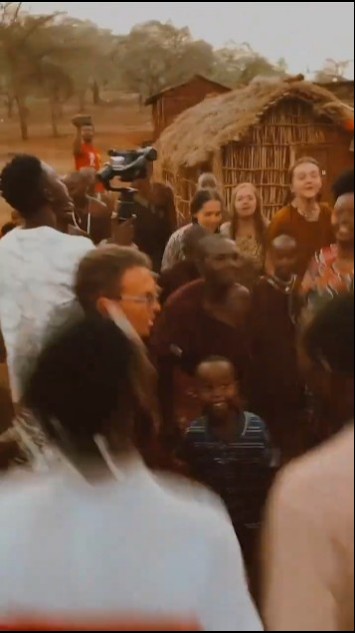 AFRICA CULTURE [WAZUNGU WAMEGEUKA WA MASAI ] UTAIPENDA HII - YouTube