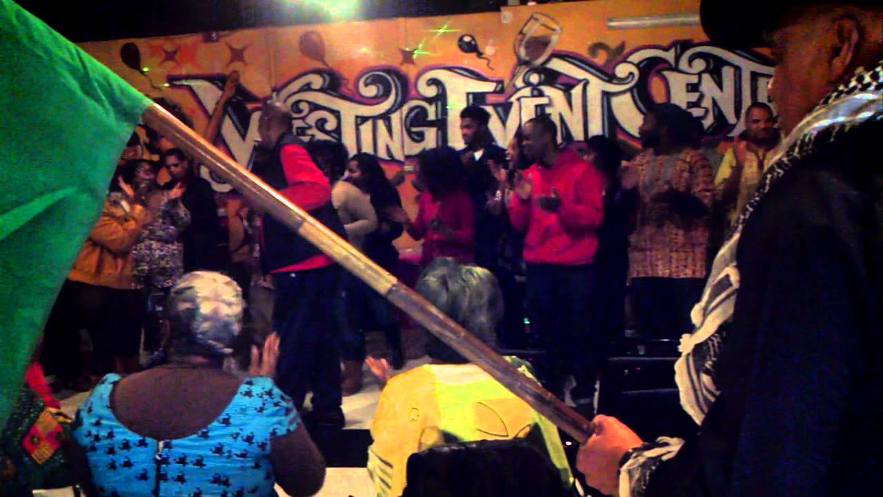 Chuck Davis Elder, Leading community Kwansa dance..3 - YouTube