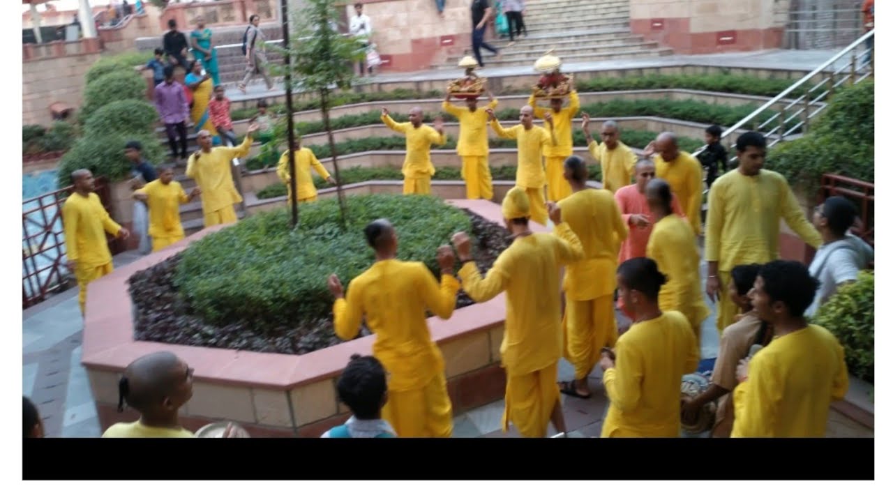 Iskon kirtan and dance of devotees ️....@ISKCONVrndavan #iskon - YouTube