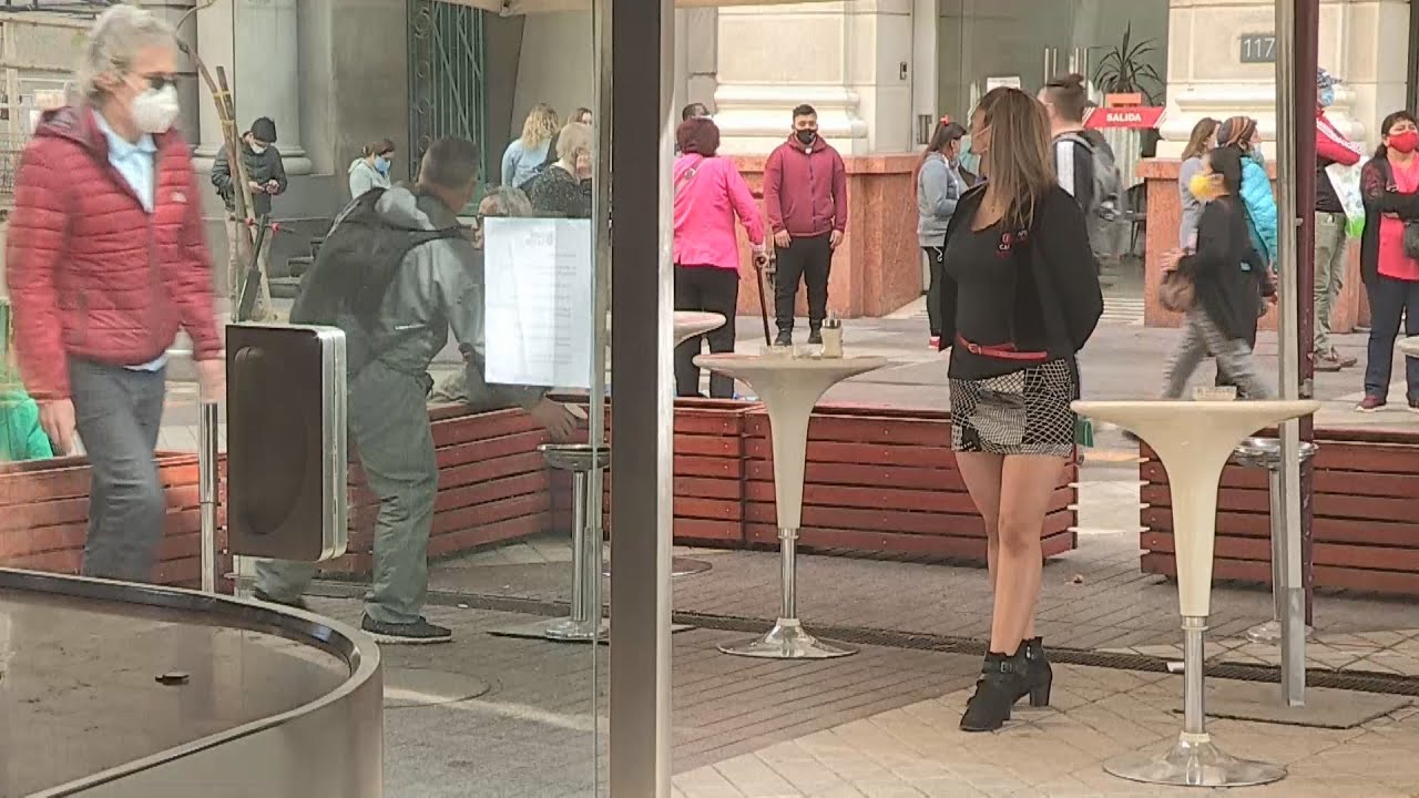 Chile reabre sus polémicos "cafés con piernas" tras pandemia - YouTube
