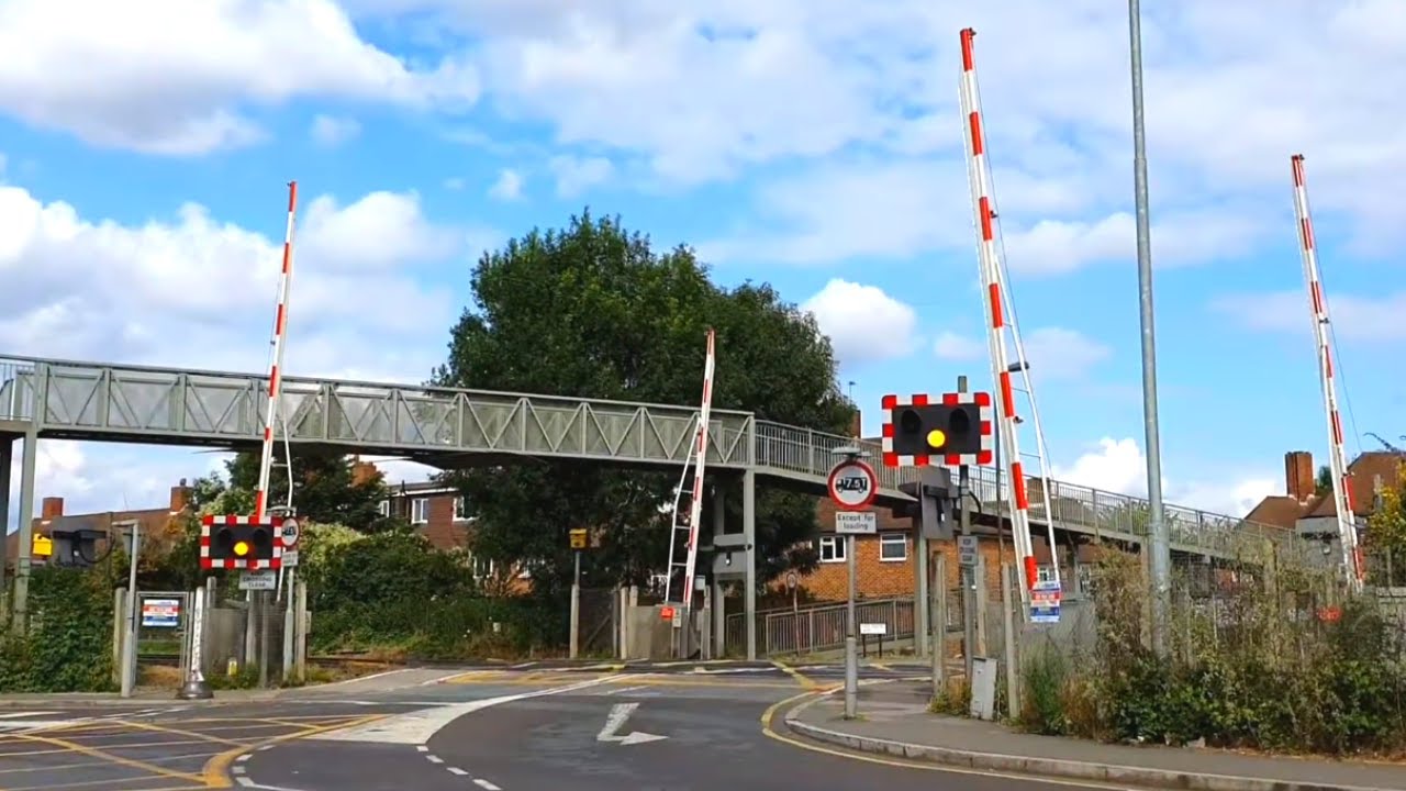 Consecutive Closure at West Barnes Level Crossing, London - YouTube