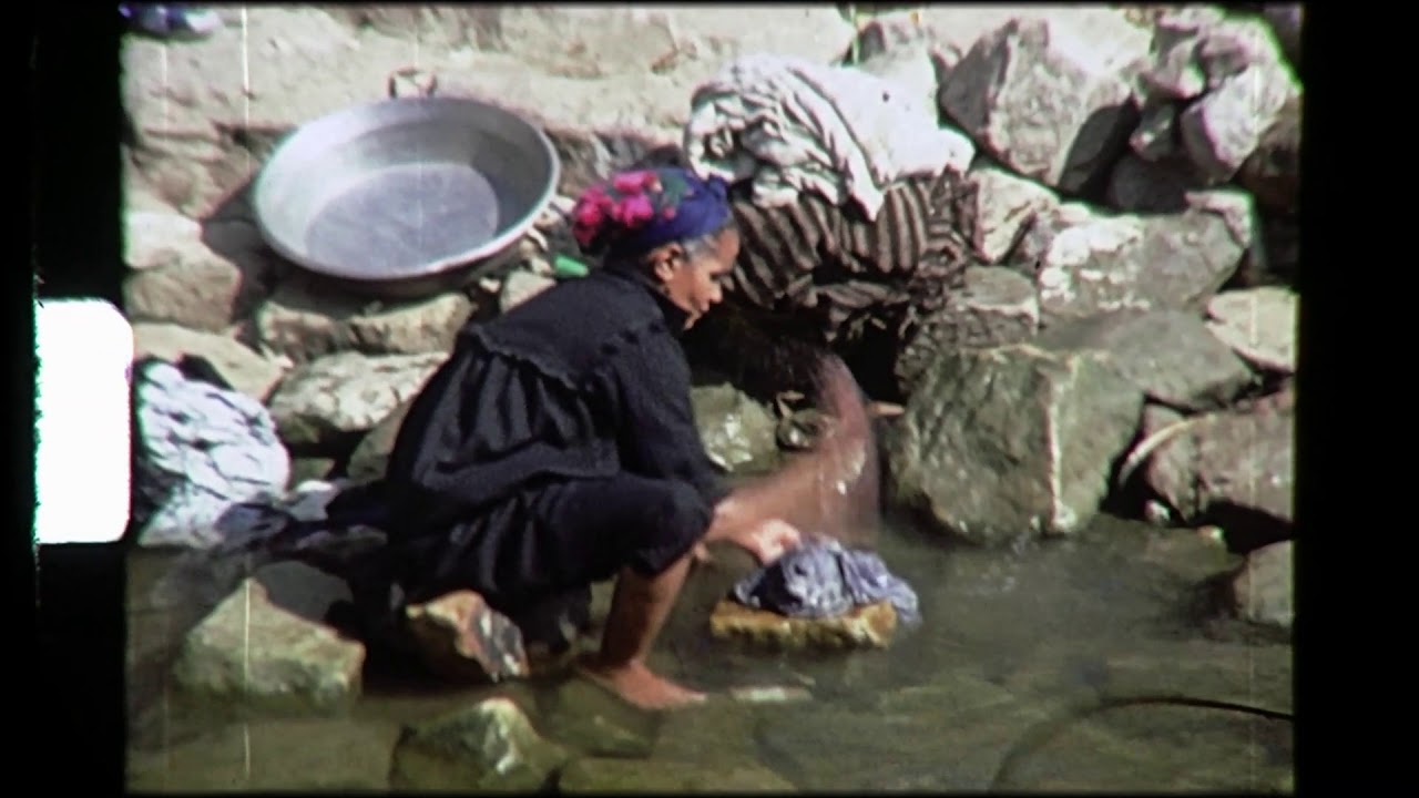 Egypt washing clothes in the Nile 1986 - YouTube