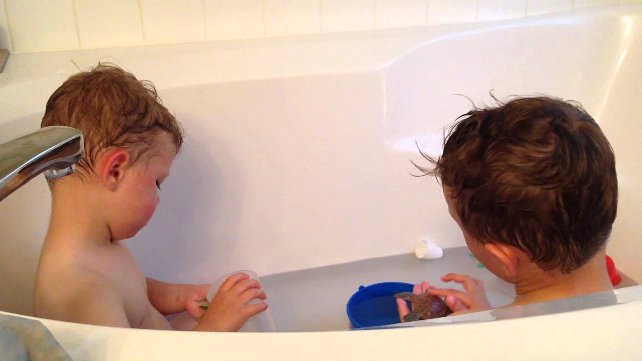 Bath time play and conversation - YouTube