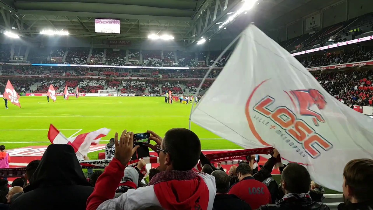 LOSC vs PSG : Entrée des joueurs (tifo) - YouTube