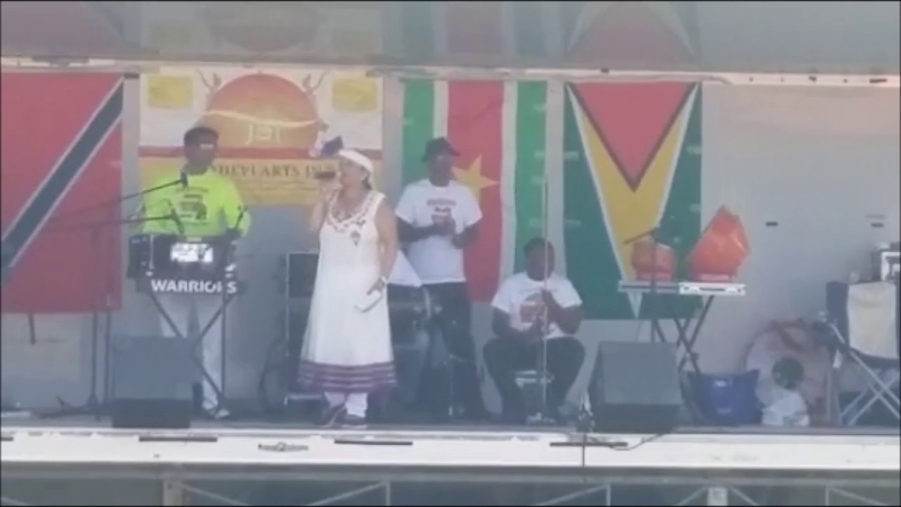 Mala Samaroo with Baithak Gana Warriors Naja Bodi - YouTube