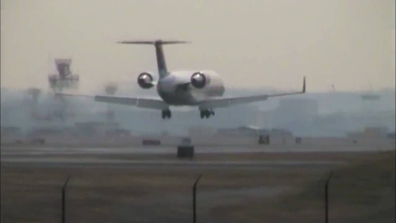 Delta Connection/Comair CRJ-200 (N712CA) Landing at KDCA - YouTube