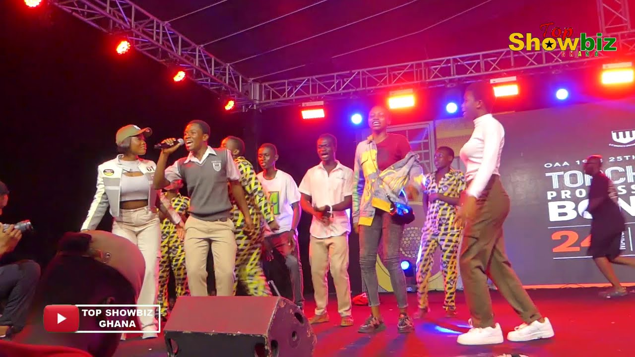 GYAKIE THROWS DANCE CHALLENGE WITH ACHIMOTA SCHOOL STUDENTS ON STAGE ...