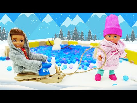 Kukla Evi ve Steven birlikte kardan adam yapar. Kukla Barbie videoları.