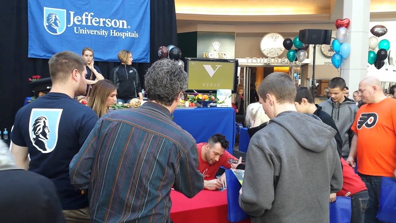 Connor Barwin of Phil Eagles signing autographs - YouTube