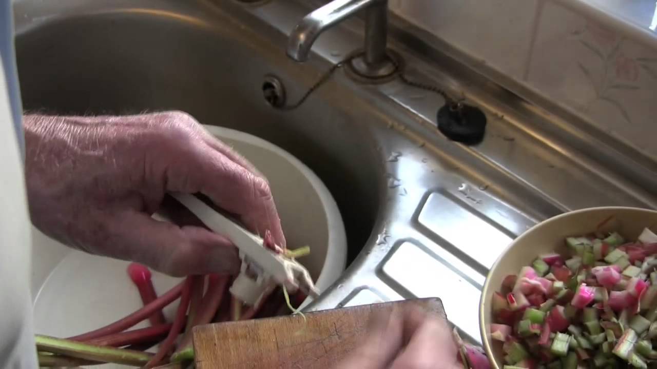 How To Cut Runner Beans Part 2 (better slicing tool) - YouTube