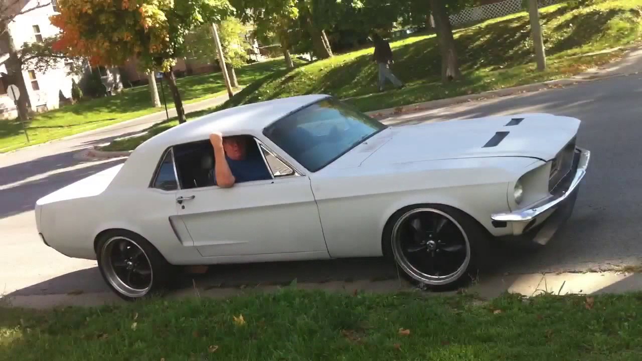 An old engine Mustang tearing and burning rubber - YouTube