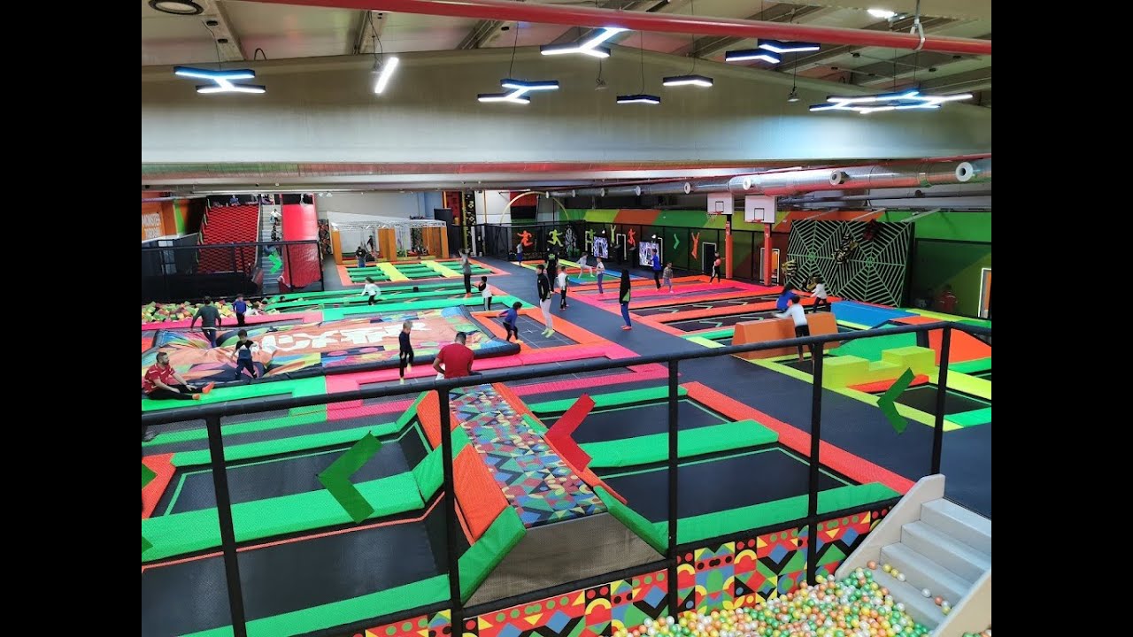 DiverJump parque de aventuras infantil o parque de bolas con Rael ...