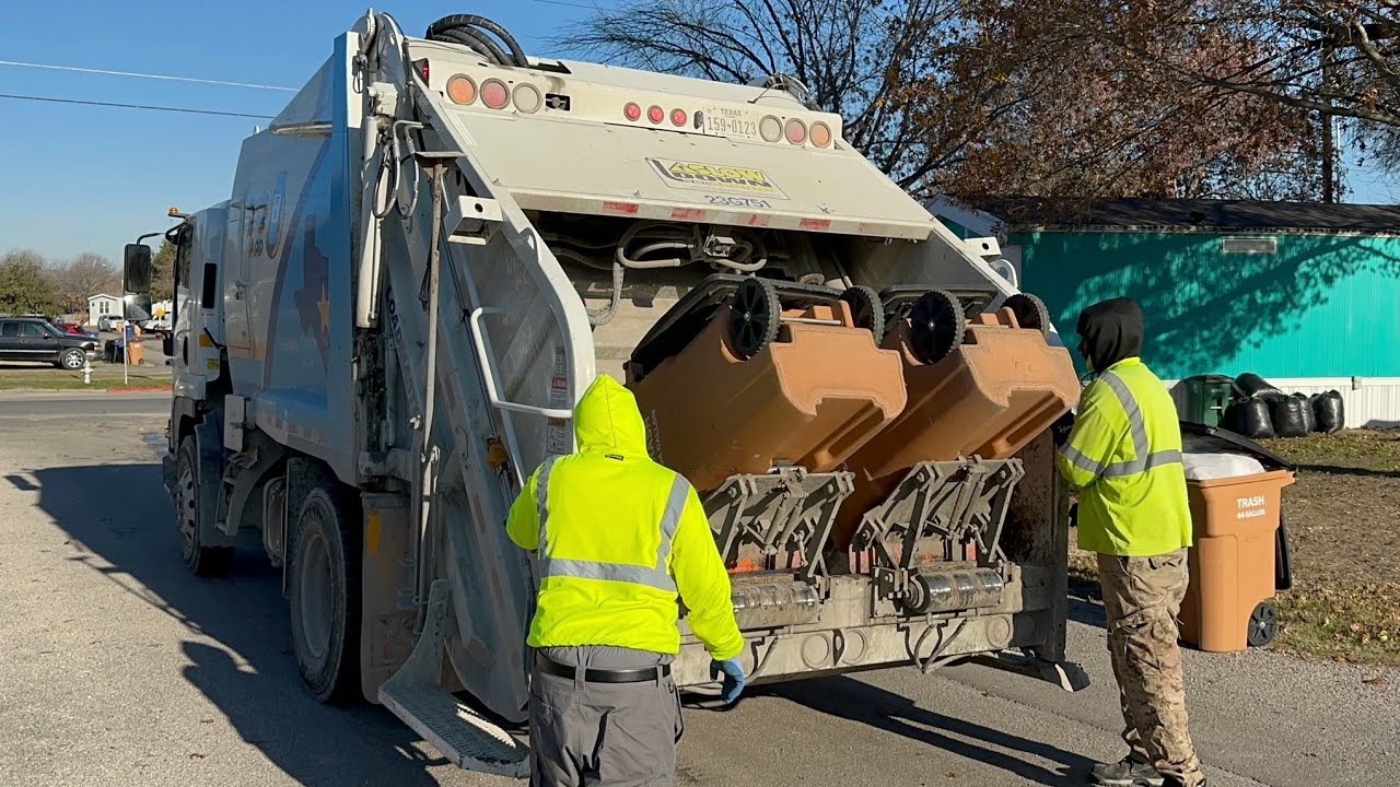 Isuzu Loadmaster Legacy Rear Loader Garbage Truck Packing Freezing Cold ...