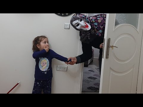 Evimizden Garip Sesler Geldi | Galiba Yaşlı Cadı Teyze Var Bize Çilekli Süt Getirmiş