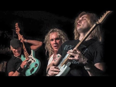 Stephen Chesney, Billy Sheehan, Ralph Saenz (Michael Starr) Matt Starr ...