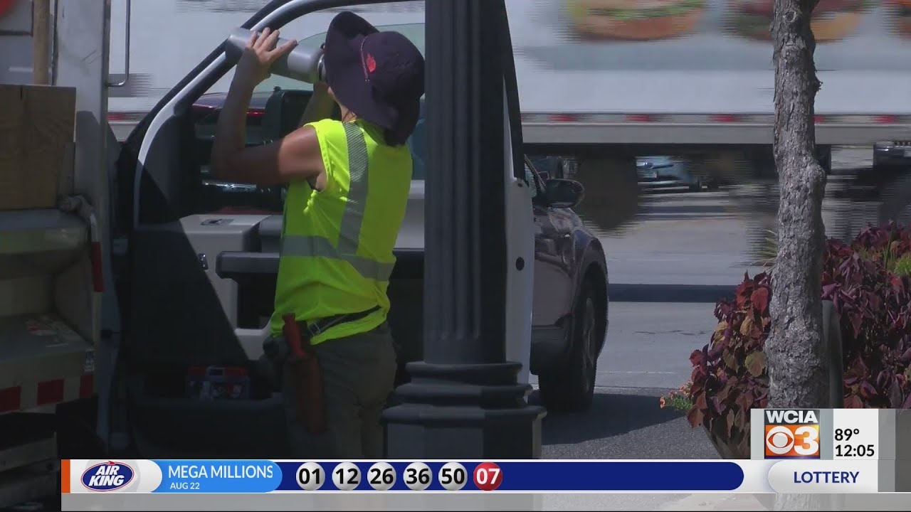 Outdoor employees sweat through jobs in intense heat - YouTube