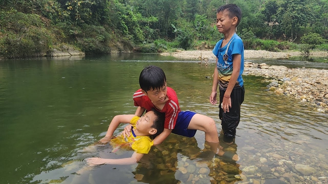 The kind boy did not care about the danger to jump into the water to ...