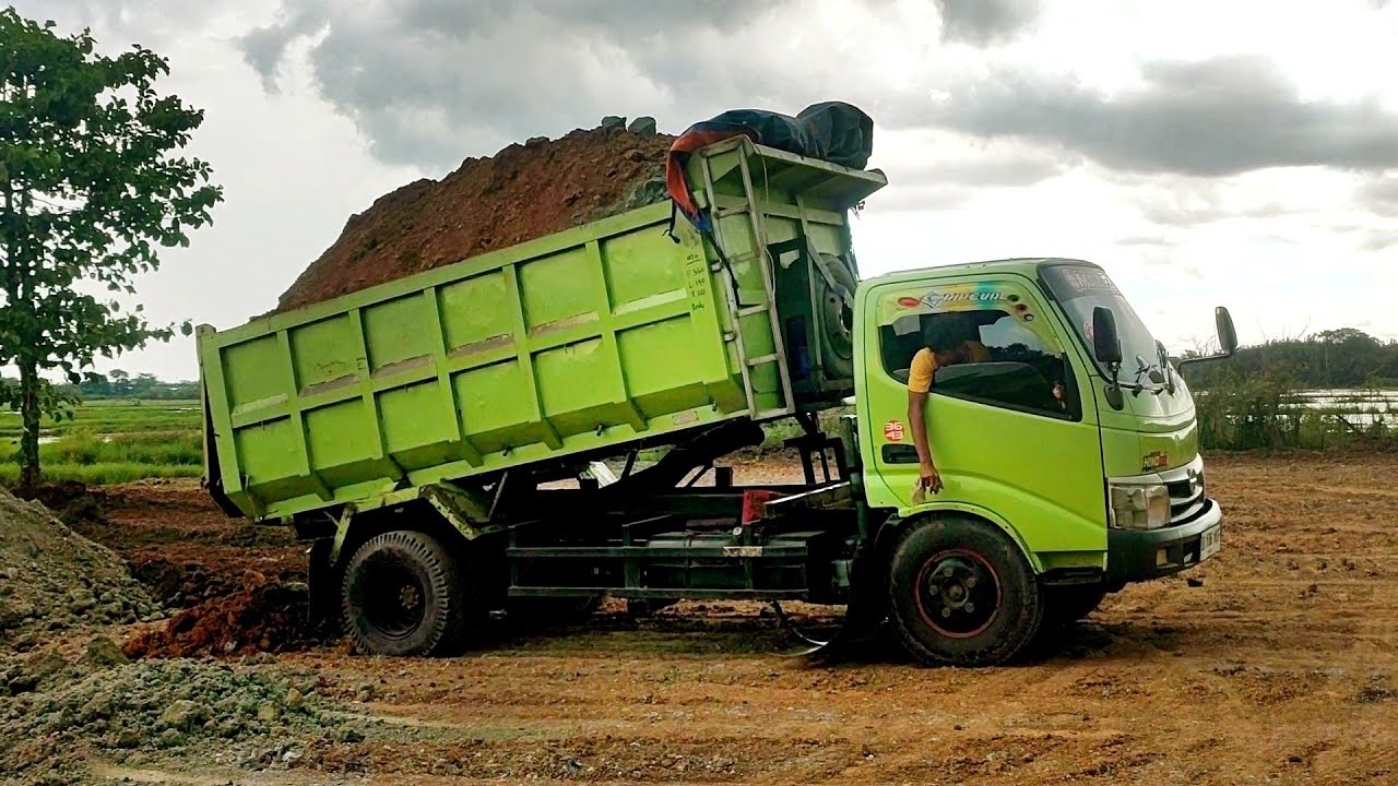 Mobil Truk Pasir Hino Dutro Bak Besar Dumping Muatan Timbunan// Dump ...