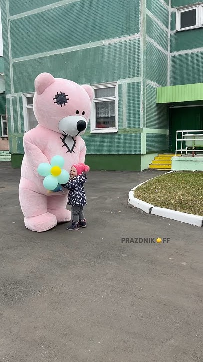 Розовый мишка пришел к малышке с поздравлением и подарком - YouTube