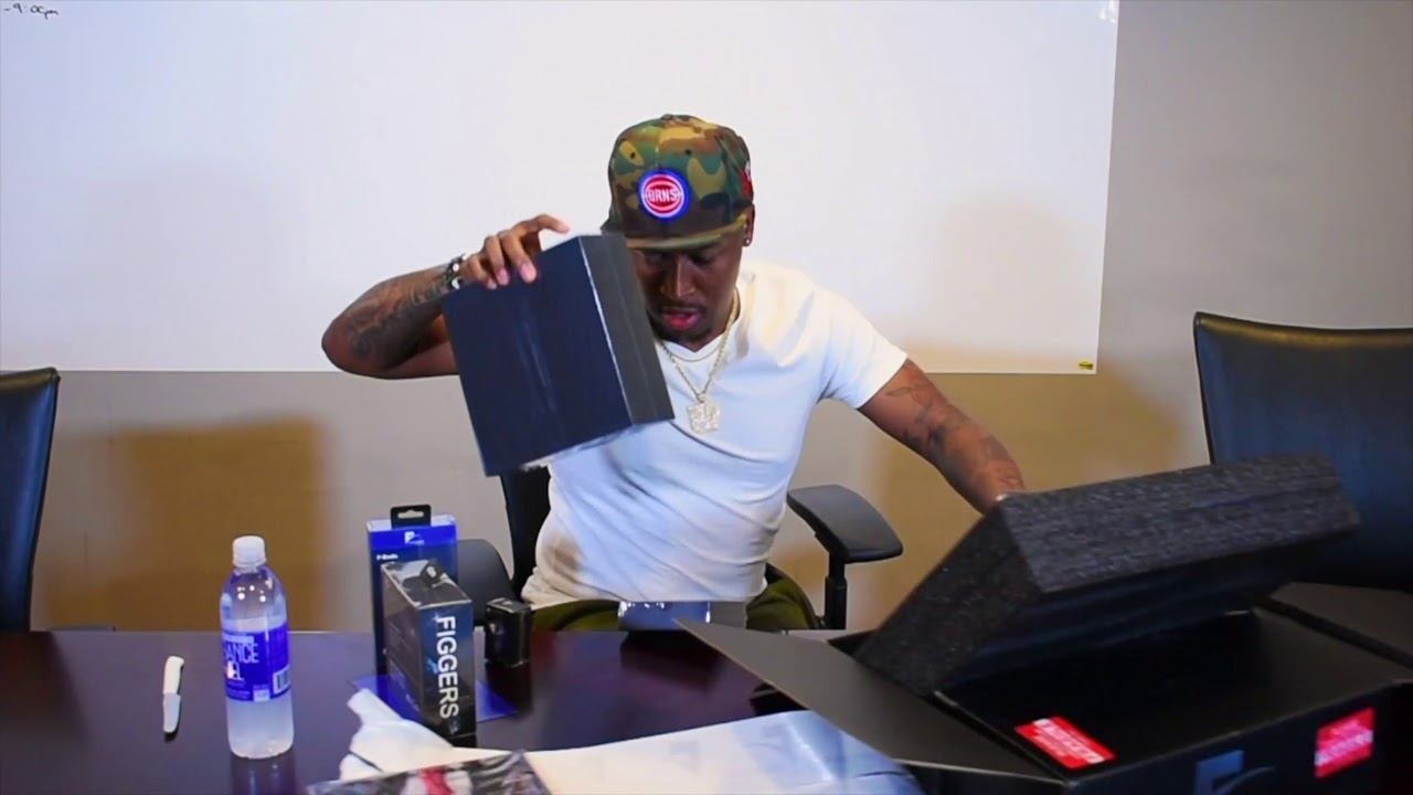 Radio personality Ferrari Simmons unboxes the new Figgers F3 andriod ...