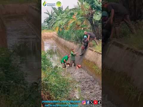 Aktifitas pembersihan saluran air sungai untuk Saluran air Injeksi ...