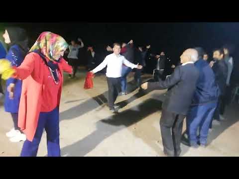 dikkat kadirli sallama  dikkat piyanistim hem oynuyor hem çoşturuyoo ablaya da masallah🙏🎤🎹🎹🎶🎶