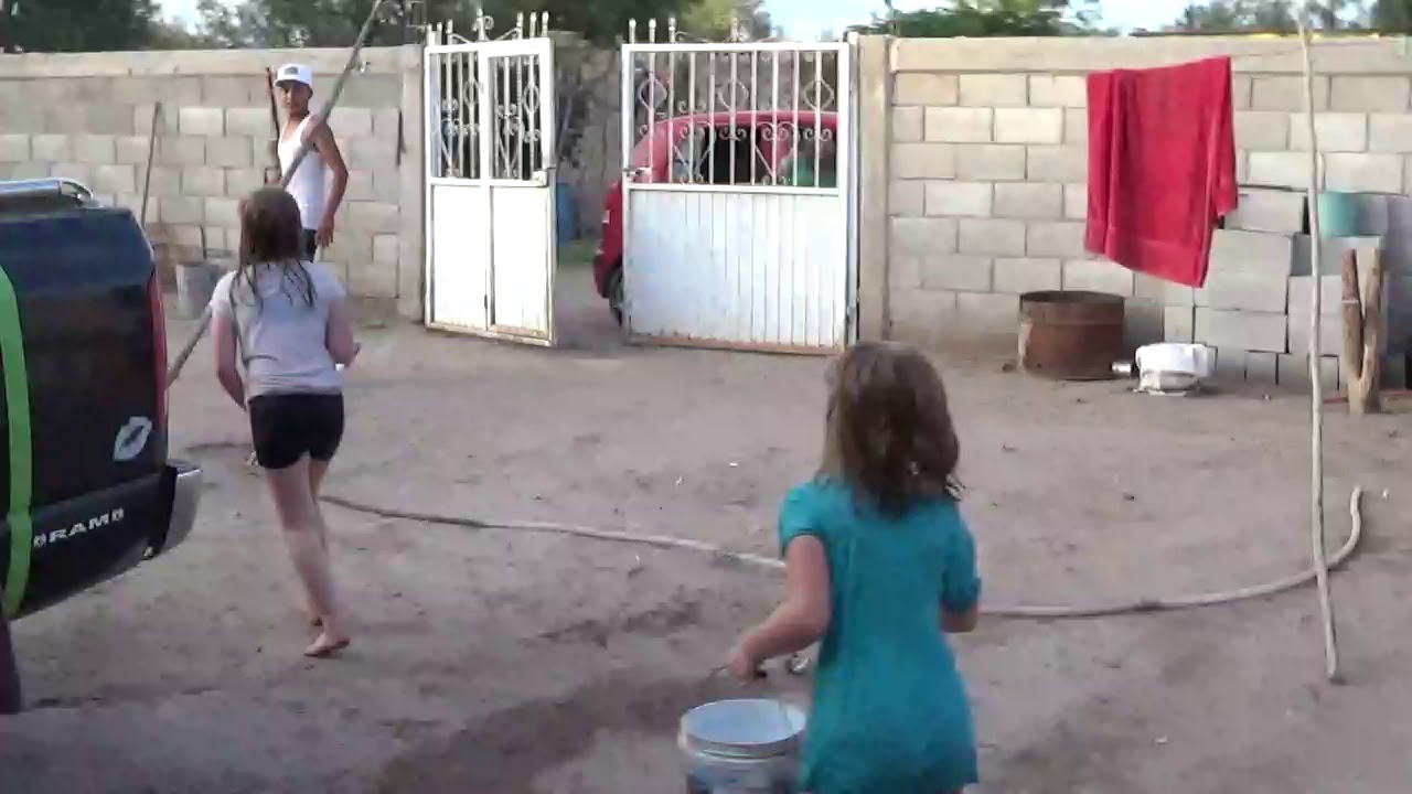 Huitron Durango Mexico water fight - YouTube