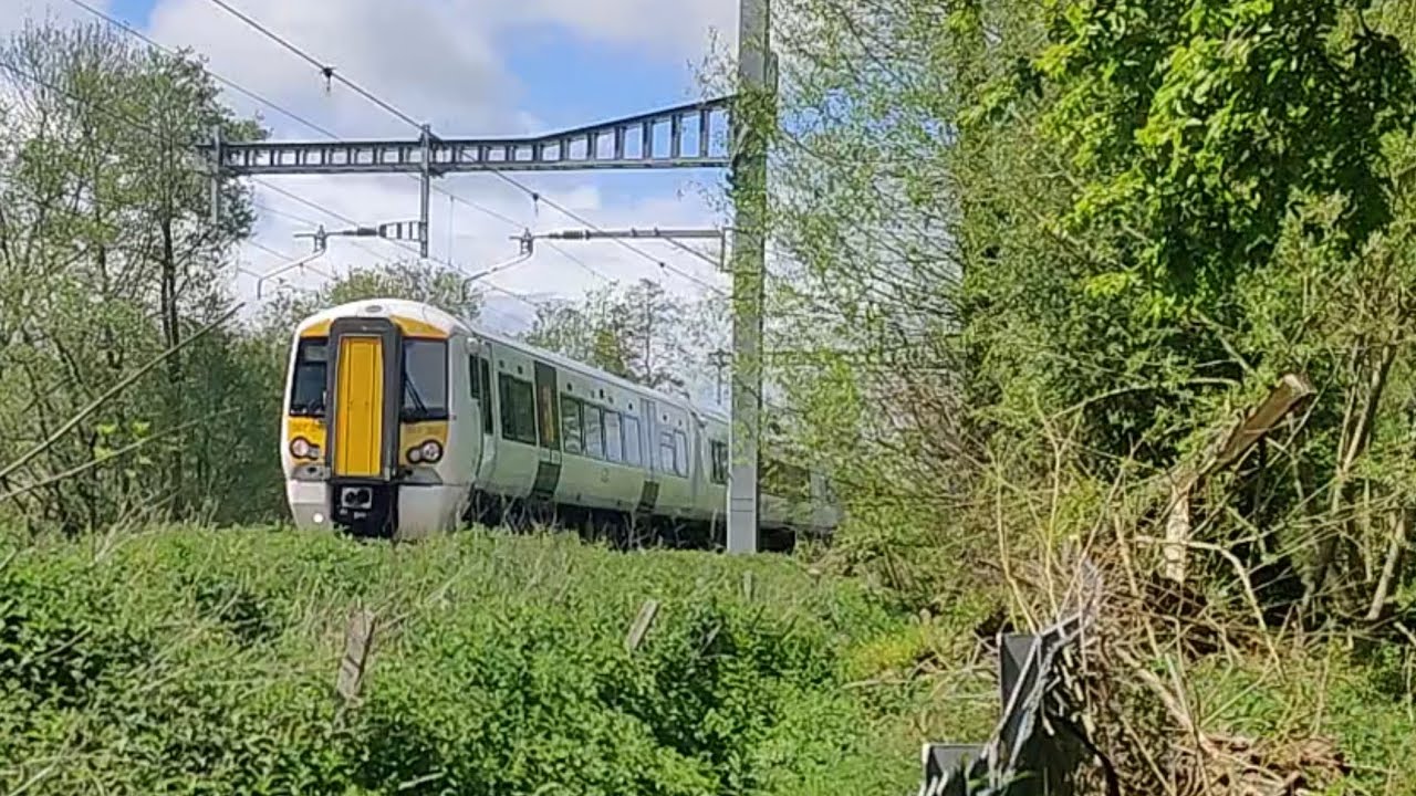 class 387 387302 in C2C livery on GWR replacement running Newbury to ...