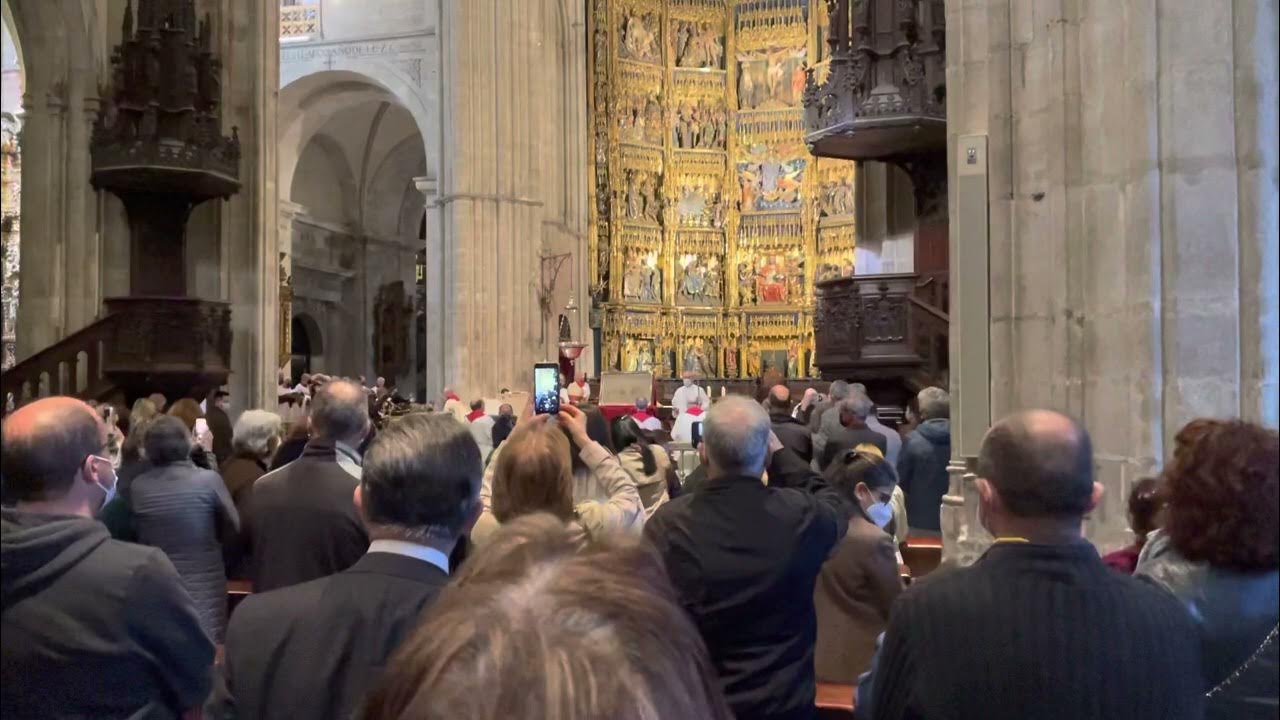 Exposición del Santo Sudario en la Catedral de Oviedo y canto del ...
