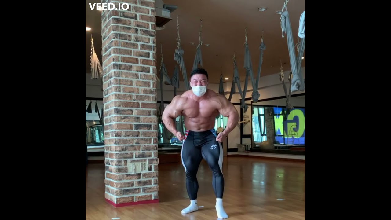 Korean Bodybuilder Geun Woo Park Posing Practice - YouTube