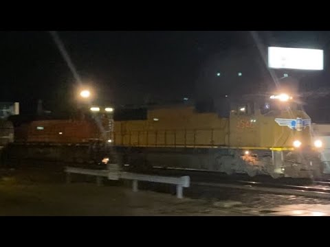 UP 4548 Leads I131 through Effingham, IL - YouTube