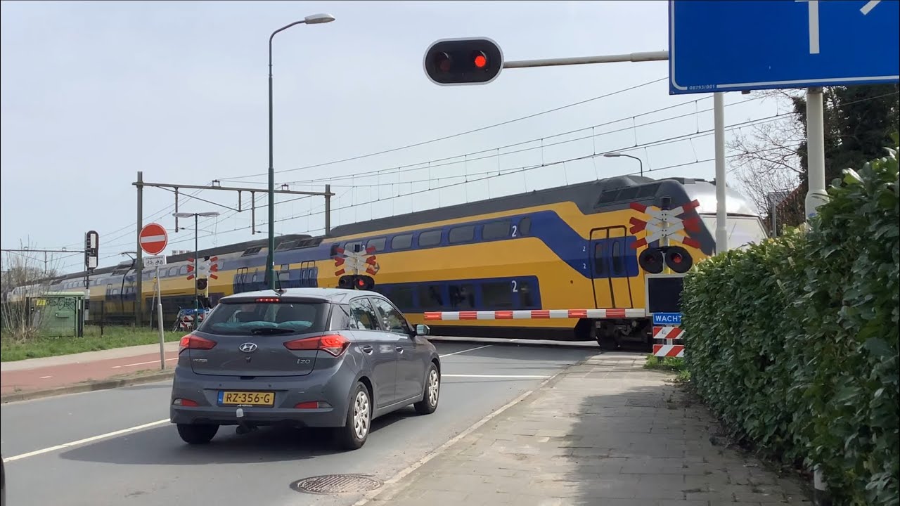 Spoorwegovergang Bunnik (NL) // Dutch Railroad Crossing - YouTube