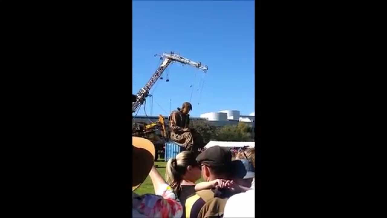 The Giants in Perth - Diver Giant snoring - YouTube