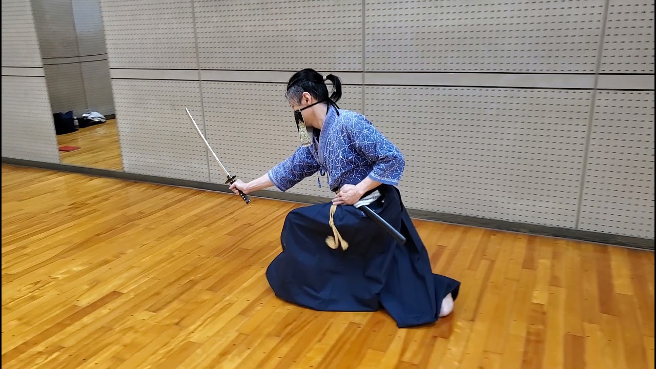 居相腰で移動。Move forward in Iaigoshi's posture. - YouTube