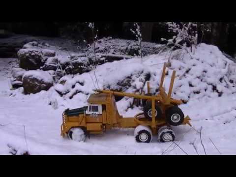 RC Logging truck driving on a snowy road - YouTube
