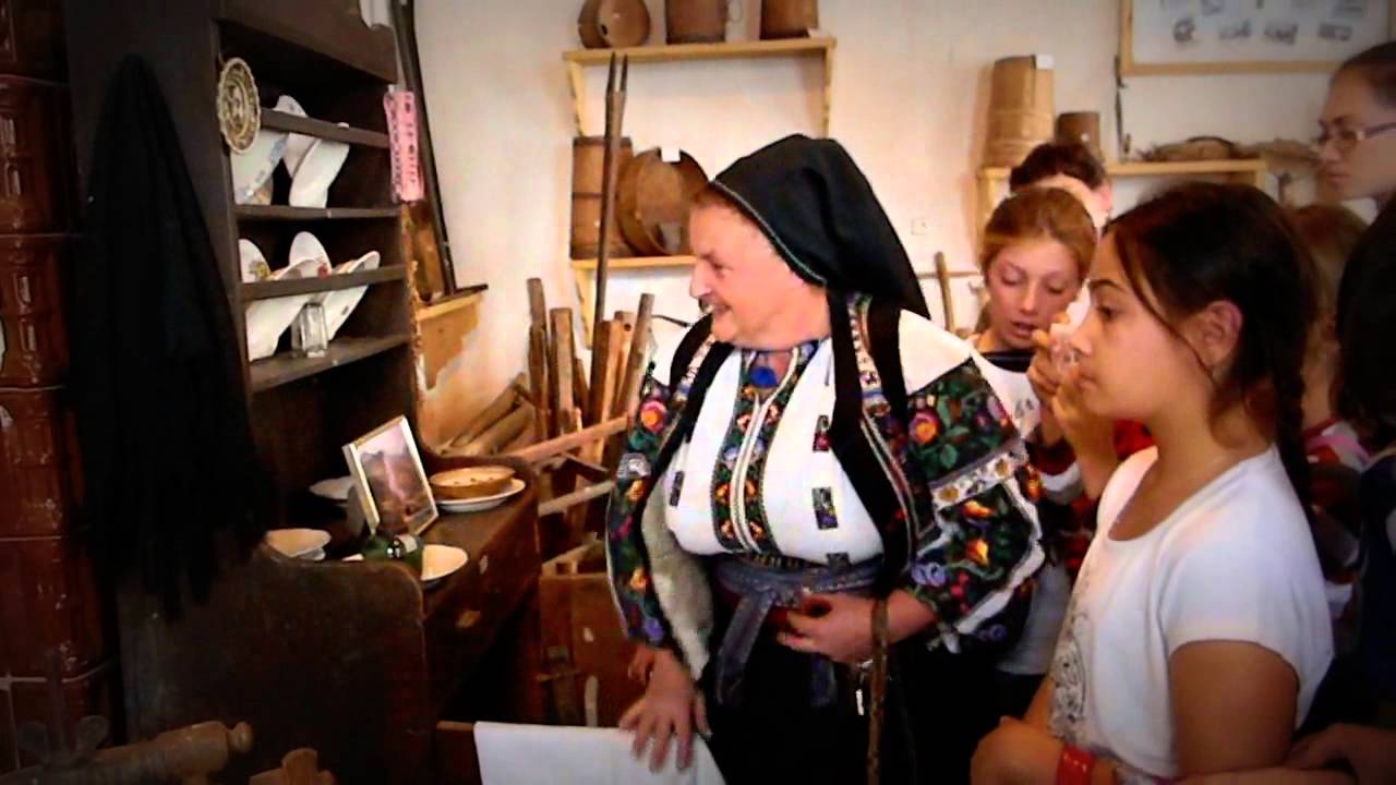 In vizita la Muzeul din Tulghes 2013 - YouTube