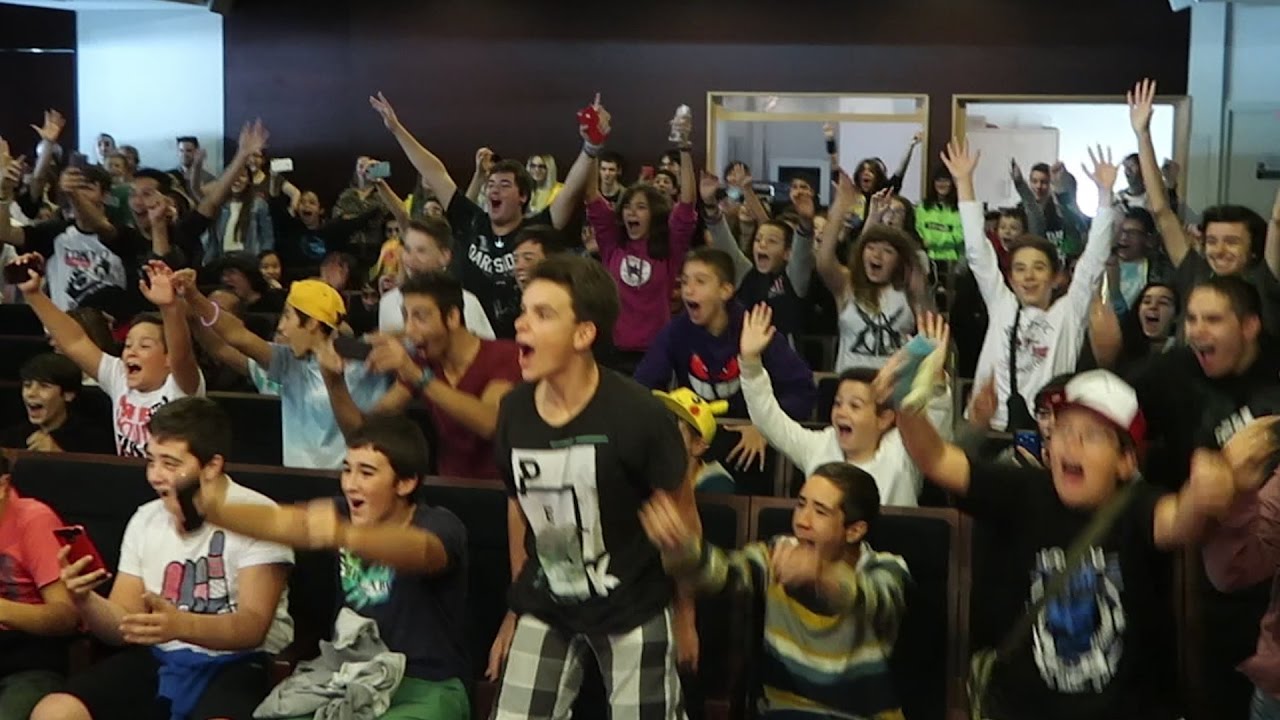 BOTTLE FLIP CHALLENGE DELANTE DE 200 PERSONAS - YouTube