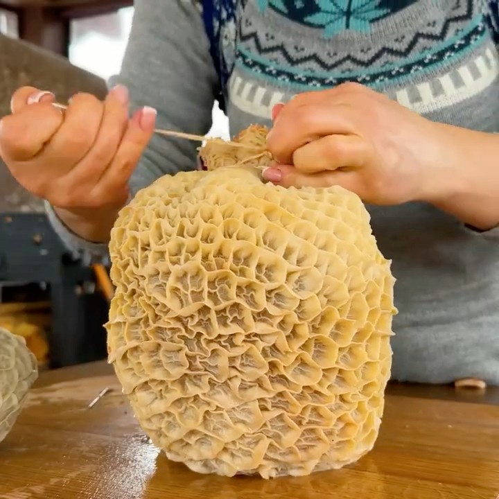Grilled beef tripe stuffed with a whole chicken #royallqt - YouTube