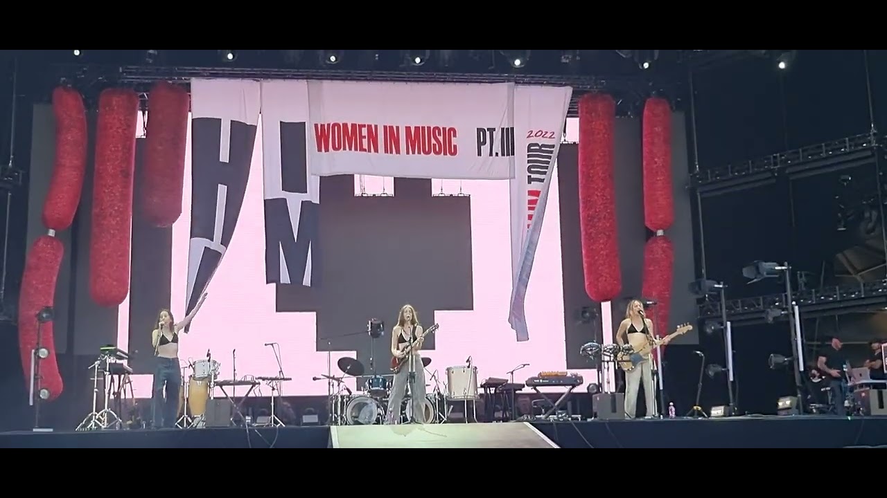 HAIM Now I'm In It NOS ALIVE 20220709 - YouTube