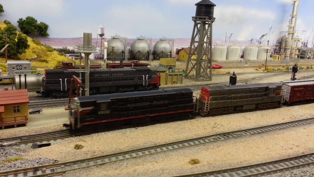 N scaleAtlas FM Trainmaster Southern Pacific freight train - YouTube