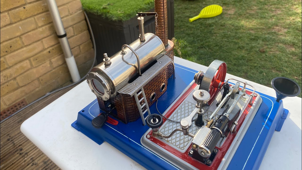 Steaming up a Wilesco D16 Steam Engine - YouTube