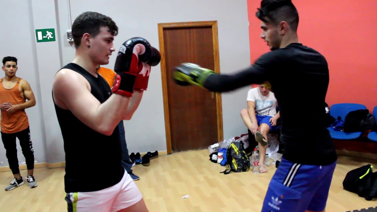 ASI es una CLASE COMPLETA de KICK BOXING - YouTube