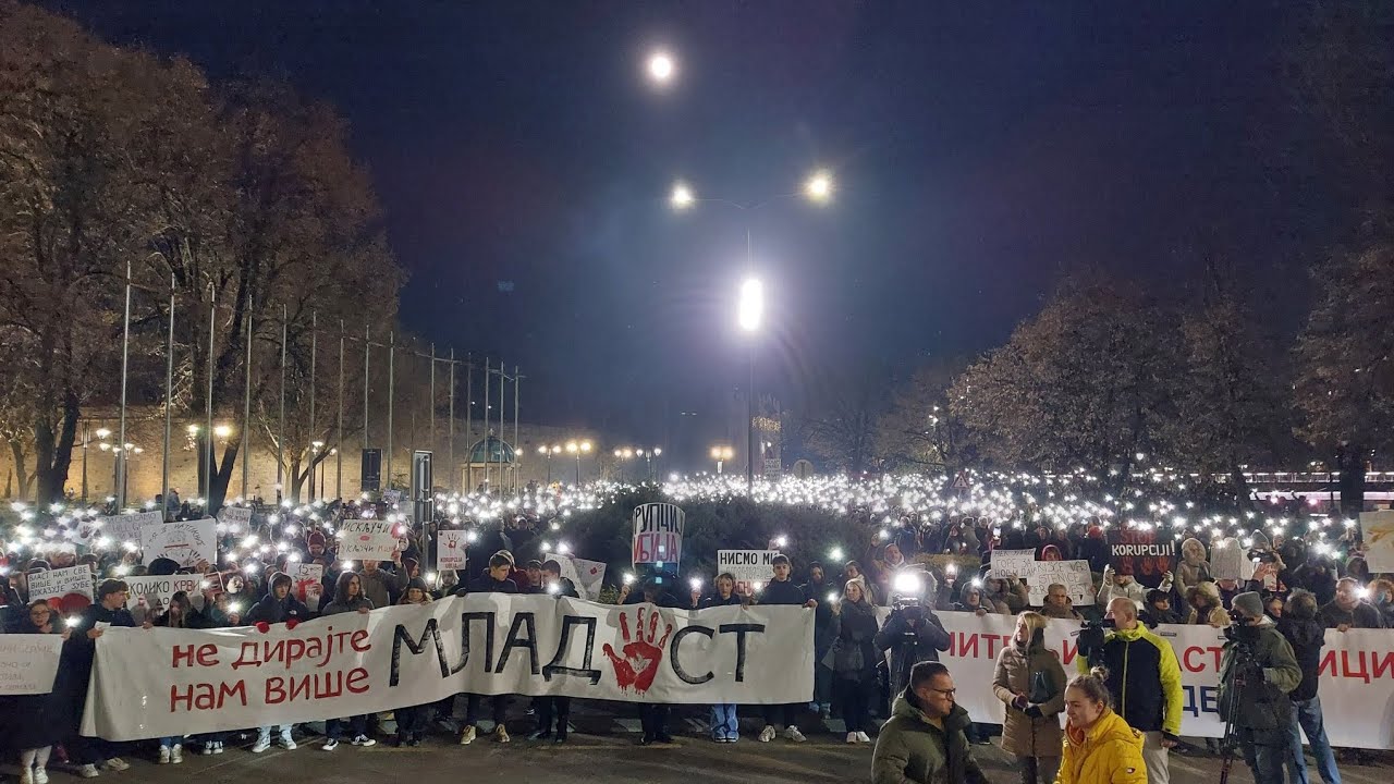 Ispred Banovine u Nišu večeras! Hladno od zime ali oko srca je toplo ...