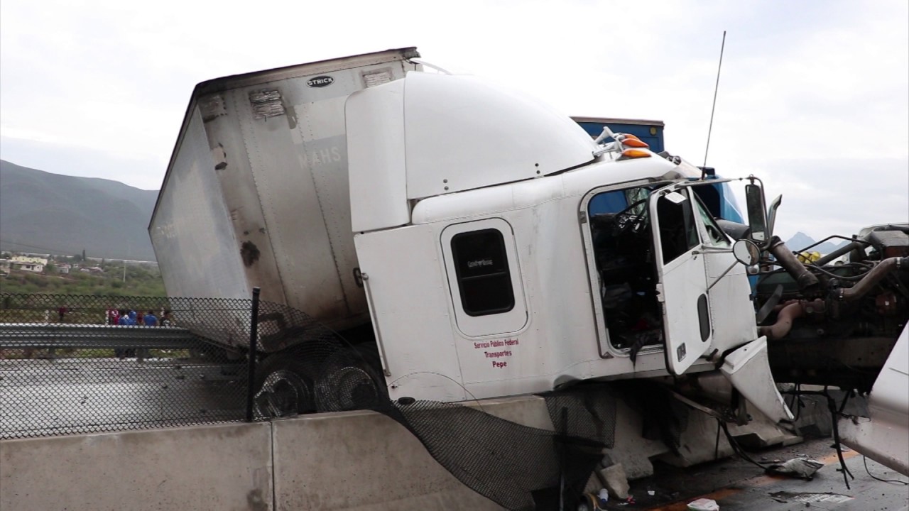 Fuerte accidente de trailers - YouTube