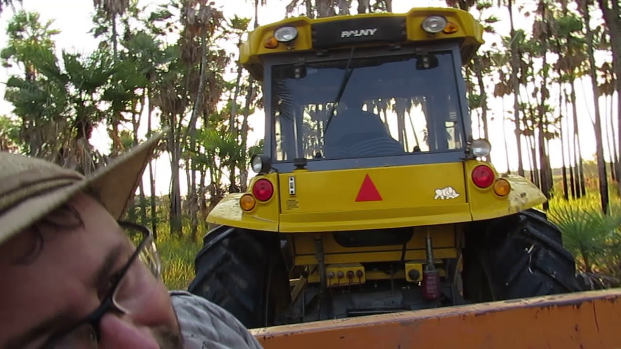 Asi nos trata un tractor LOCO en Formosa - Atroz - YouTube