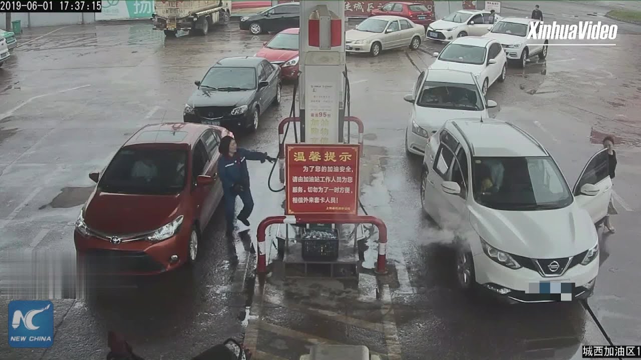 Car spontaneously combusts at gas station, fire put out in 30s - YouTube
